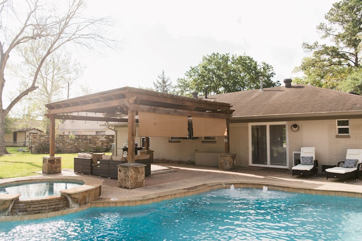 Tomball Retreat With Pool & Spa - Tomball, TX