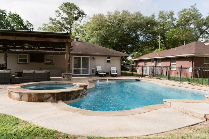 Old Town Tomball Pool & Spa Retreat - Stagecoach, TX