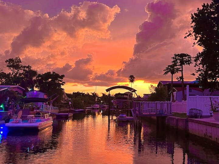 Flip Flop House • Canal Front • Dock
• Gulf Access - Hudson Beach, Hudson