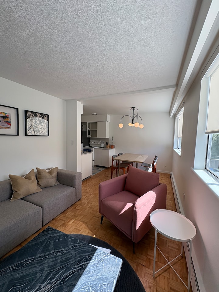 Bright 2 Bedroom Apt On 2nd Floor - Vancouver