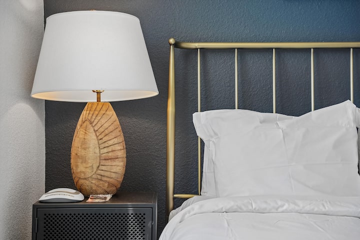 Kasa Lohi Denver | One Bedroom King - Golden Triangle - Denver