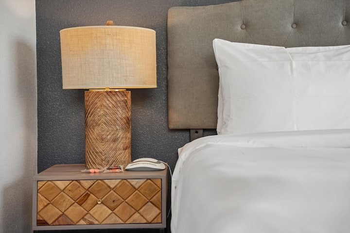 Kasa Lohi Denver | Two Bedroom Queen - Speer - Denver