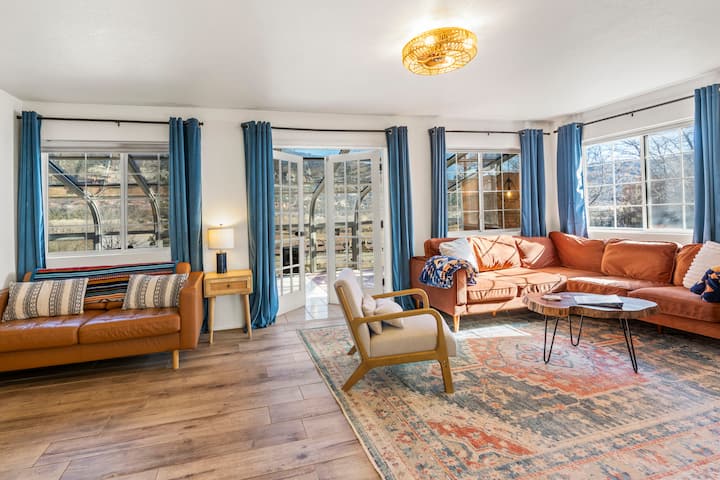 Mountain Views: Hot Tub, Fenced Yard, Sleeps 9 - Durango, CO