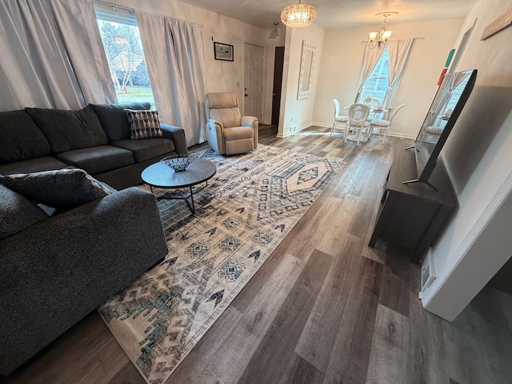 Near Scheels Sports Park, Restaurants, And Stores! - Springfield, IL