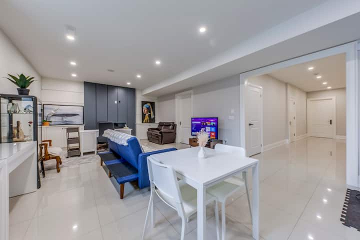 Spacious Modern 2br Private Suite • Private Sauna - Toronto