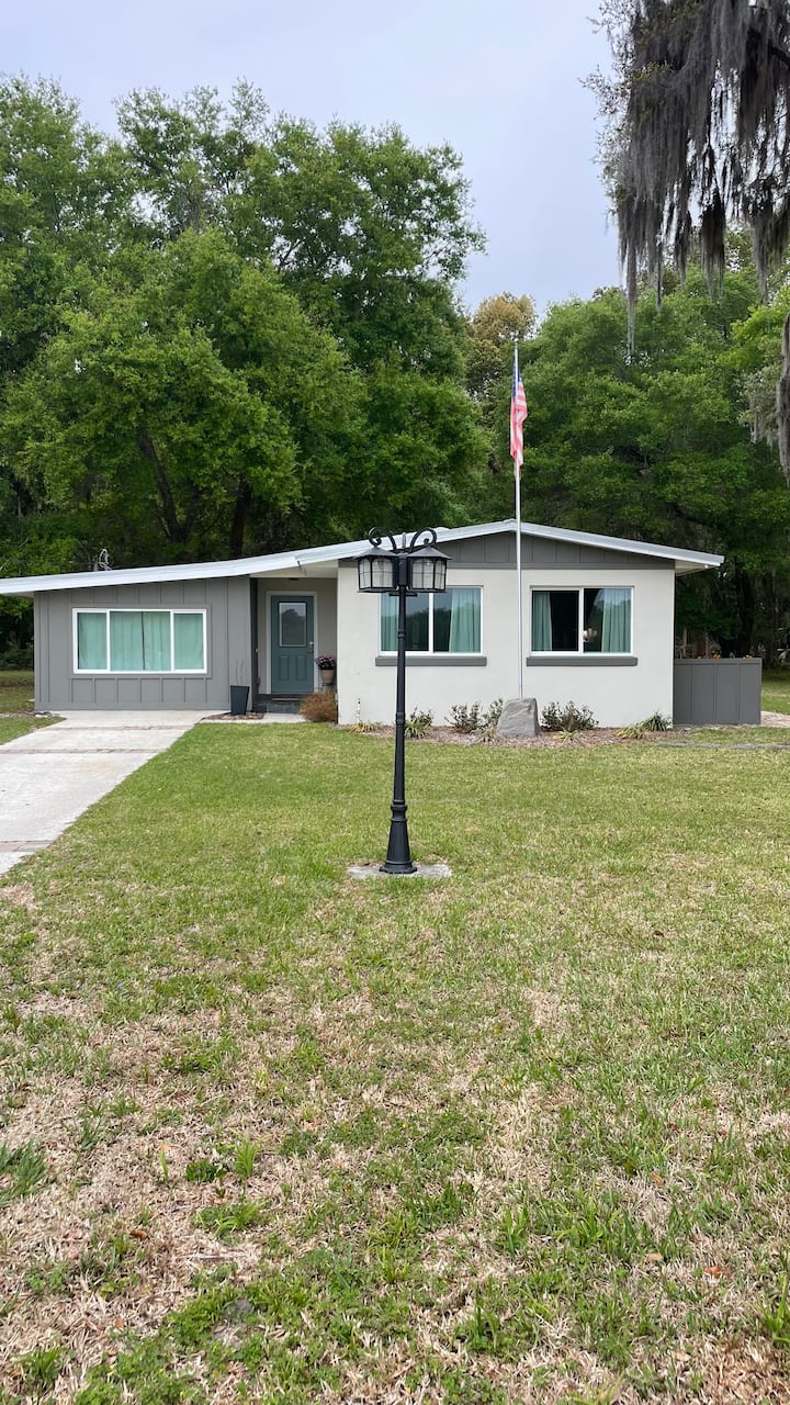 The Sparrow On Lake Stella - Crescent City, FL
