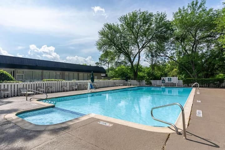 Rodeway Inn 2 Doubleroom | Resort Pool, 24/7 Gym - Huntsville, TX