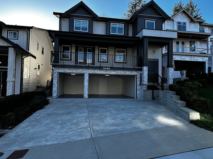 Fully Furnished New House 6 Queen Bed And One King - Maple Ridge