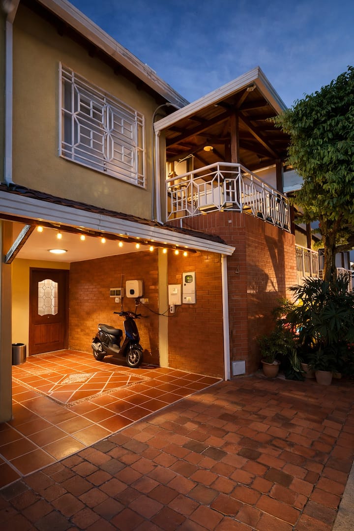 Casa Acogedora Con Piscina, Balcón  Tipo Club - Bucaramanga