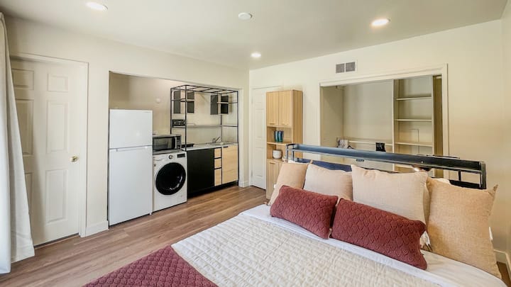 Cozy Studio In Irvine | W/d, Kitchenette - Irvine, CA