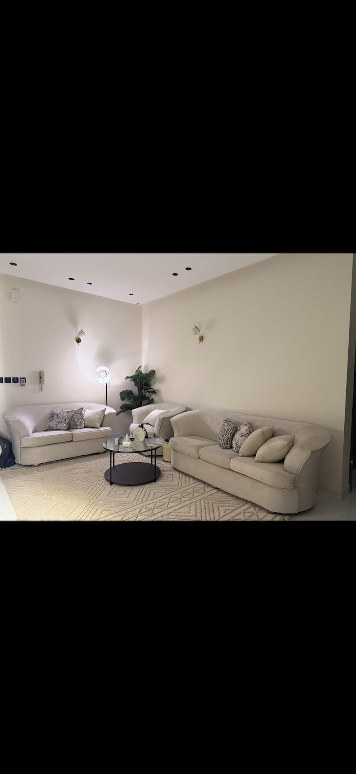 شقة بغرفة سينمائية خاصة + غرفتين نوم + دخول ذاتي - Eritrea