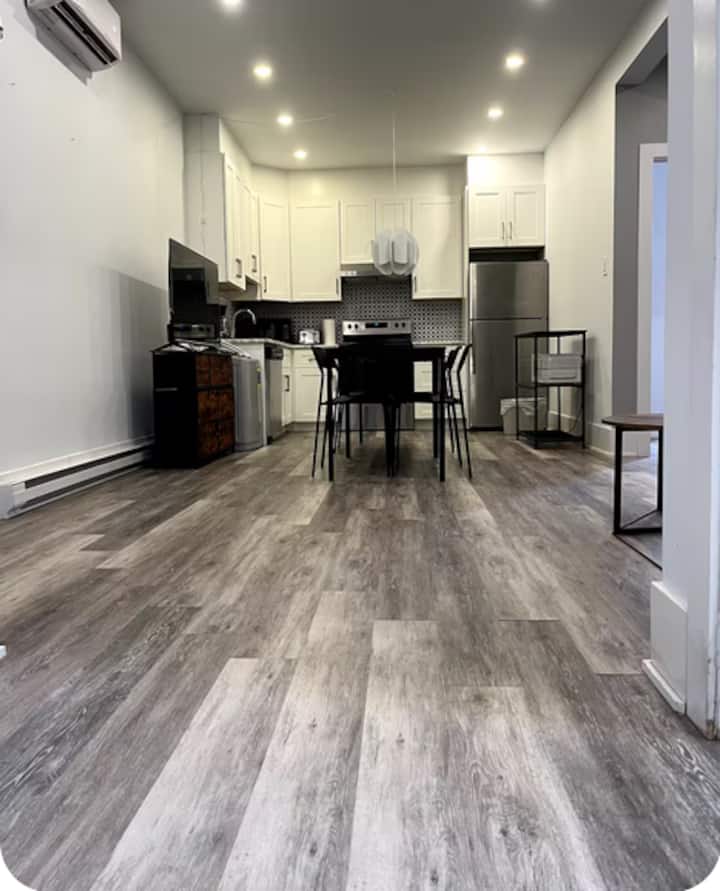 Cozy Warm Three Bedroom Apartment Decarie-404 - Laval, Canada