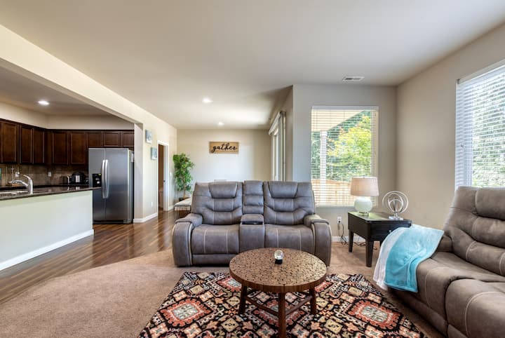Ev1: Quieter Villa- 4br - Everett, WA