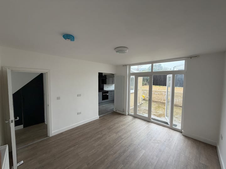 Large One Bedroom Garden Apartment - Bristol