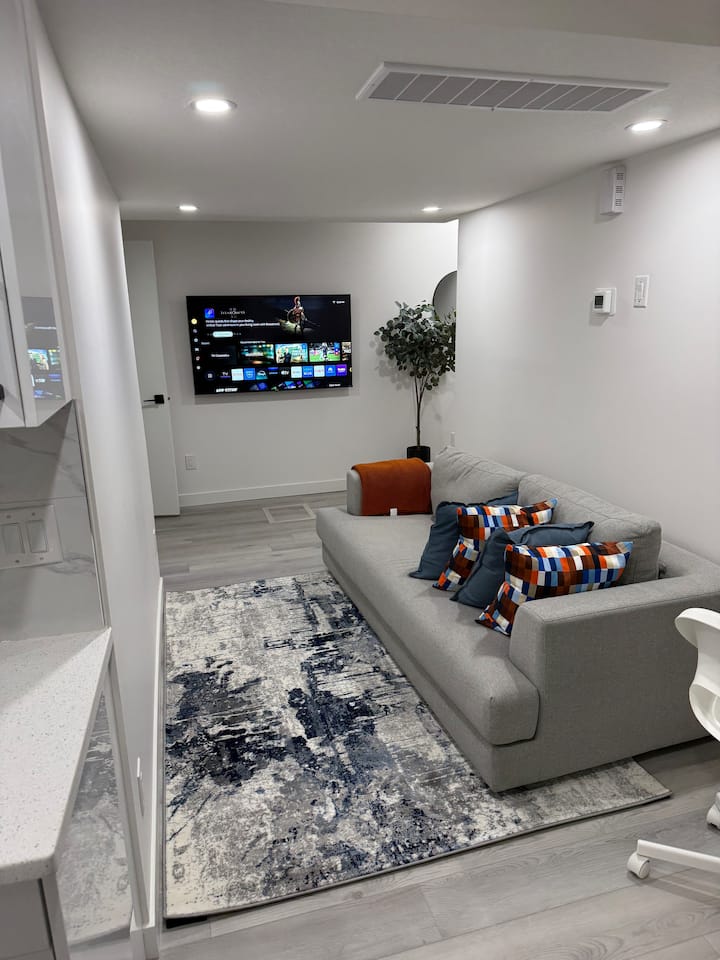 Cozy Suite Near West Edm Mall/ River Cree Casino - Spruce Grove