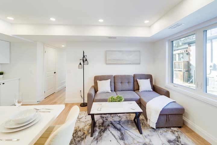 Contemporary Comfort | 2br Kitchener Escape - Kitchener
