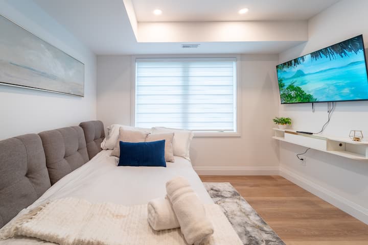 Contemporary Comfort | 2br Kitchener Escape - Waterloo, ON, Canada