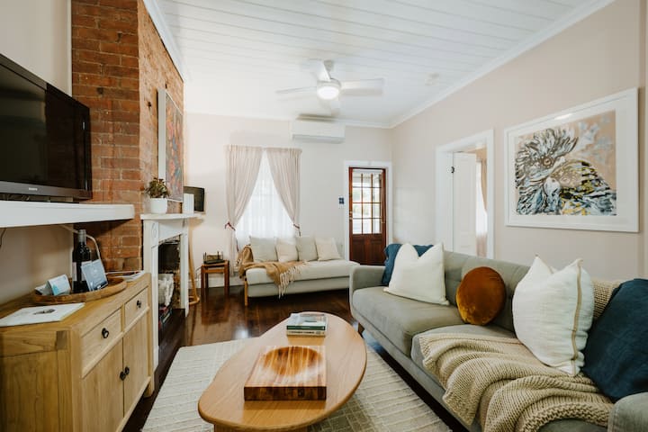 Percy’s Cottage—storybook Heritage Charm In Town - Mudgee