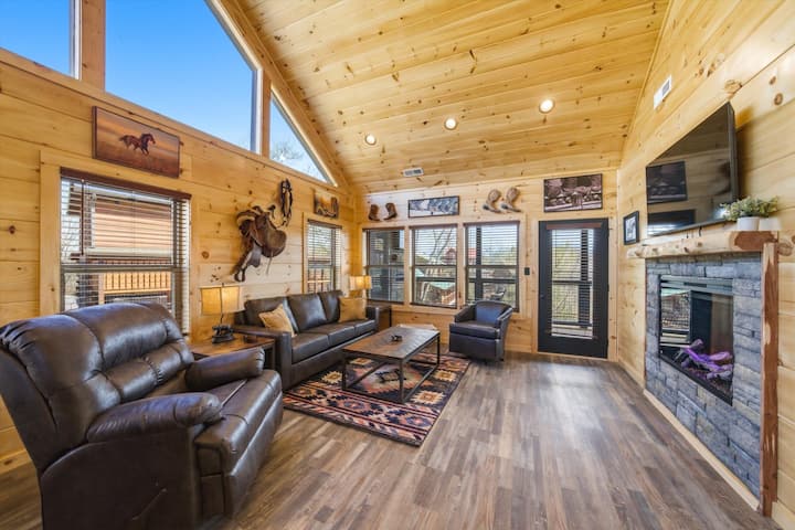 Cozy Honeymoon Cabin W/ Outdoor Fireplace & Views! - Pigeon Forge, TN
