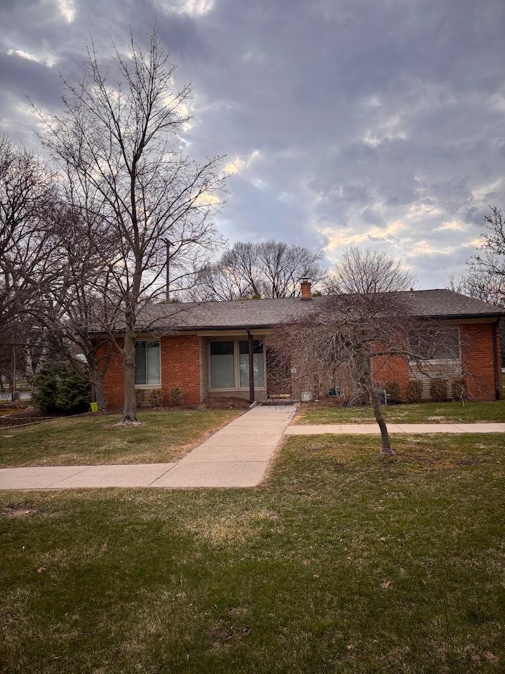 Spacious And Comfortable Guesthouse | 3.5 Bath | - Auburn Hills, MI