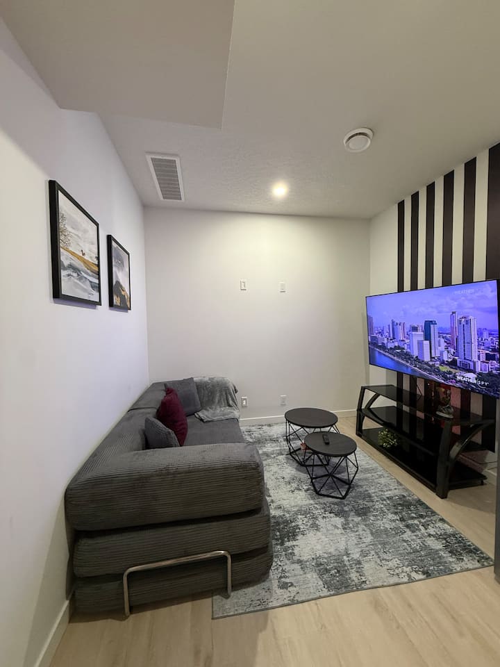 Cozy Home Away From Home - Edmonton, Canada