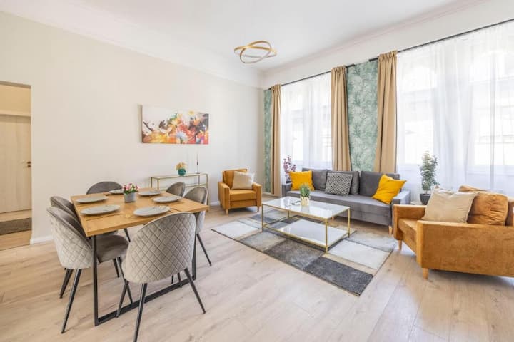 Elite Downtown Retreat For Families & Friends - Budapest
