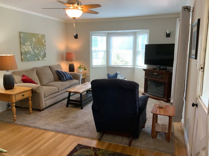 Bright Open Cottage • Quiet • Easy Parking - Red Bluff, CA