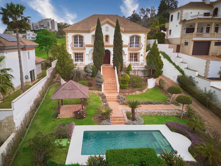 Front Line Golf Villa With Exceptional Views - La Cala de Mijas