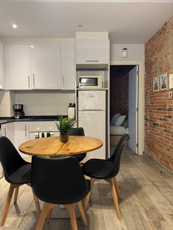 Apartamento Luminoso Con Volta Catalana En Sants - Barcelona