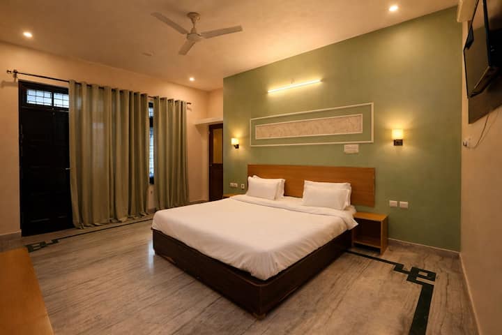 Luxury Budget Hotel | 10 Rooms Stay - Lucknow