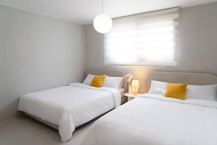 "대전 중심, 성심당 방문이 편리한 8인 감성 2룸 숙소" - Daejeon