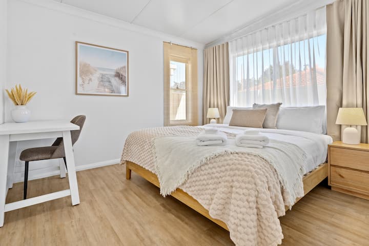 Stylish Coffs Central Retreat, Near Beach, Sleep 6 - Coffs Harbour