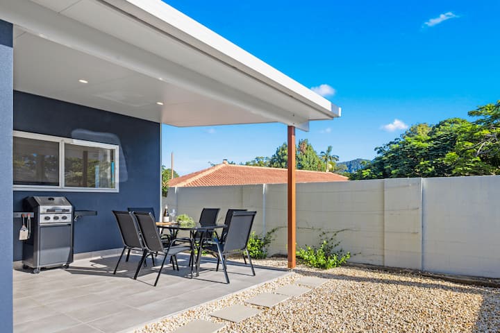 Stylish Coffs Central Retreat, Near Beach, Sleep 6 - Coffs Harbour