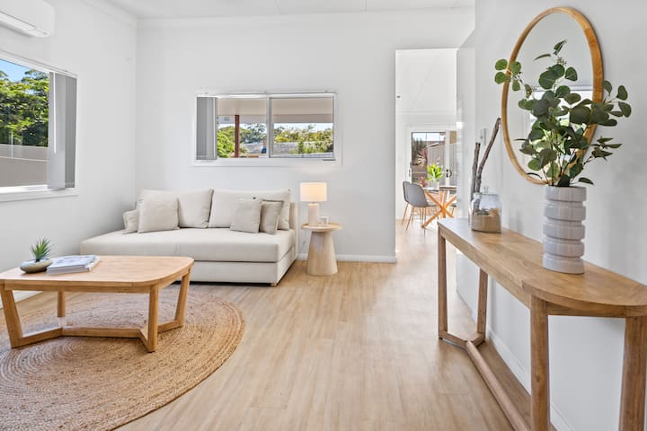 Stylish Coffs Central Retreat, Near Beach, Sleep 6 - Coffs Harbour