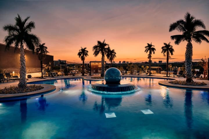Peaceful Gem With Sauna And Movie Theater. - The Colony, TX