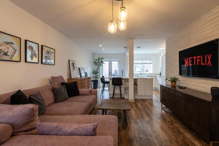 Open Mind Property - Hot Tub Retreat Sleeps 9 - Bournemouth