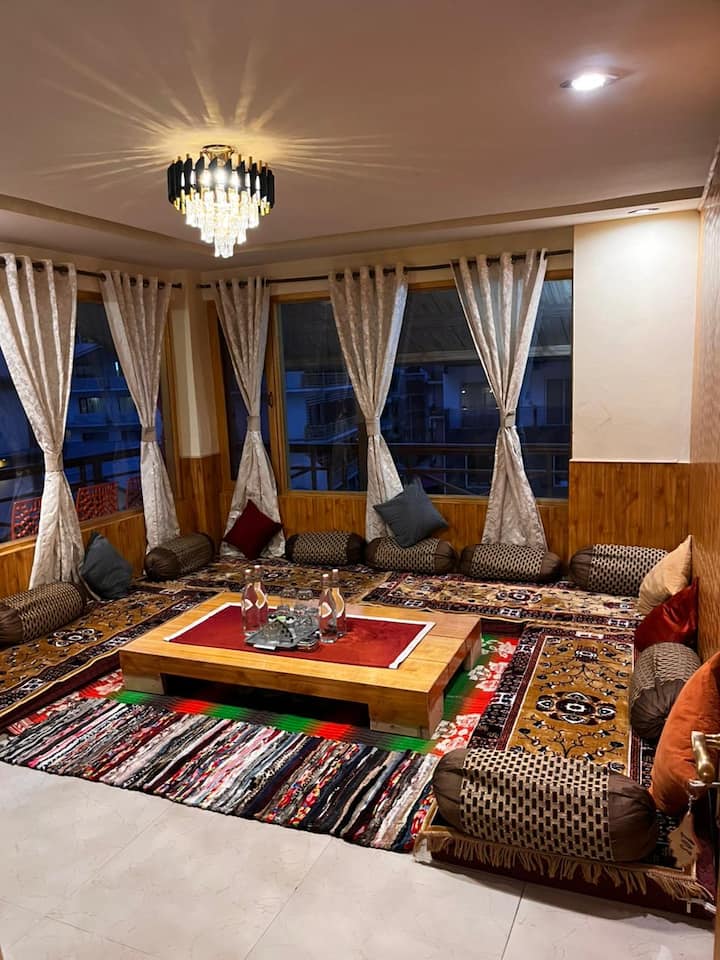 Hexon Stay | Scenic 5bhk With Ethnic Seating Vibes - Manali