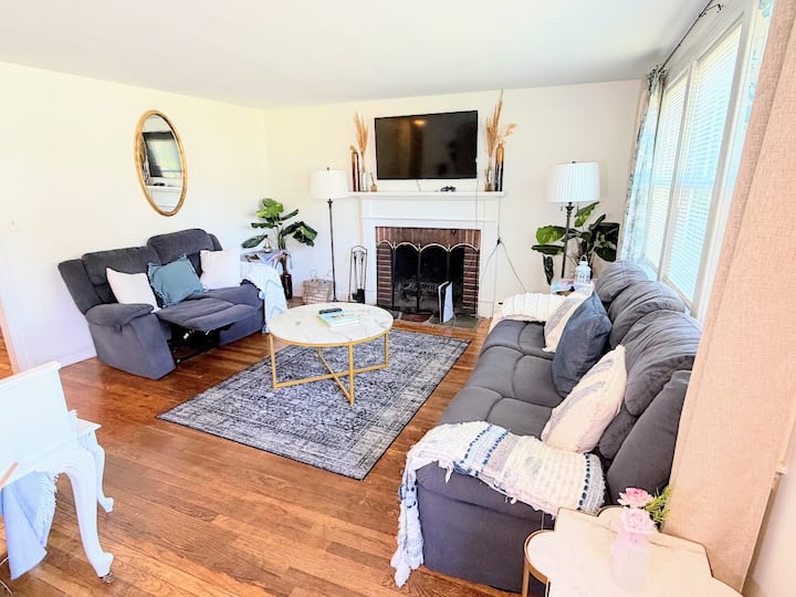 Serene 4 Bedroom Home In A Safe Town - Framingham, MA