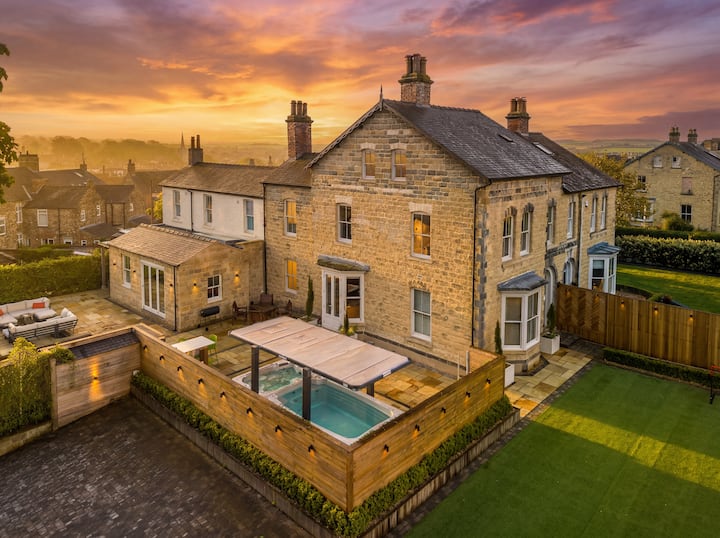 Luxury Home With Hot Tub And Steam Room Sleeps 16 - Malton