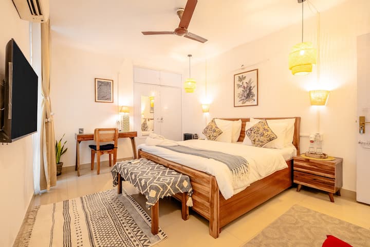 Robin: Balcony Room W/ Kingbed, 50" Tv | Saket - New Delhi