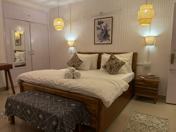 Robin: Balcony Room W/ King Bed, 50” Tv | Saket - Delhi, India