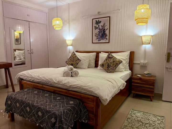 Robin: Balcony Room With Kingbed, 50” Tv | Saket - Delhi, Hindistan