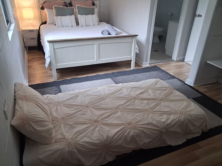 Eight Palms Guesthouse - Airlie Beach