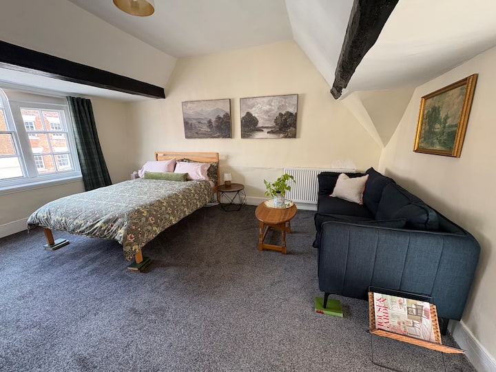 Bright & Central 2 Bed Flat, Kitchen & Parking - Bewdley