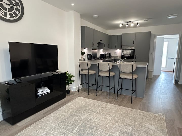 Newly Built Modern Stylish | Clean, Bright & Cozy - Dartford
