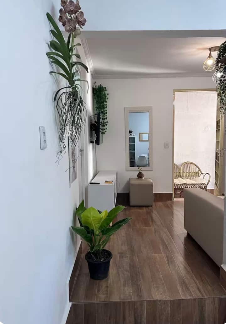 Casinha Aconchegante-área Nobre -2/4 Com Ar - Goiânia