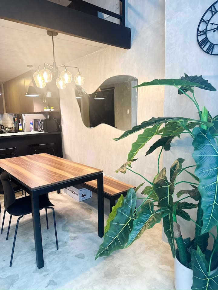 Barkada Room For 10 At Ultima Tower 3 City Center - Cebu