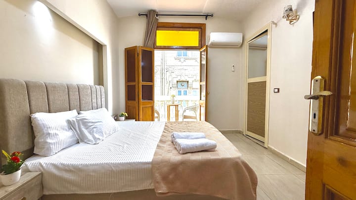 Private Room With King Size Bed &Balcony& Bathroom - Le Caire