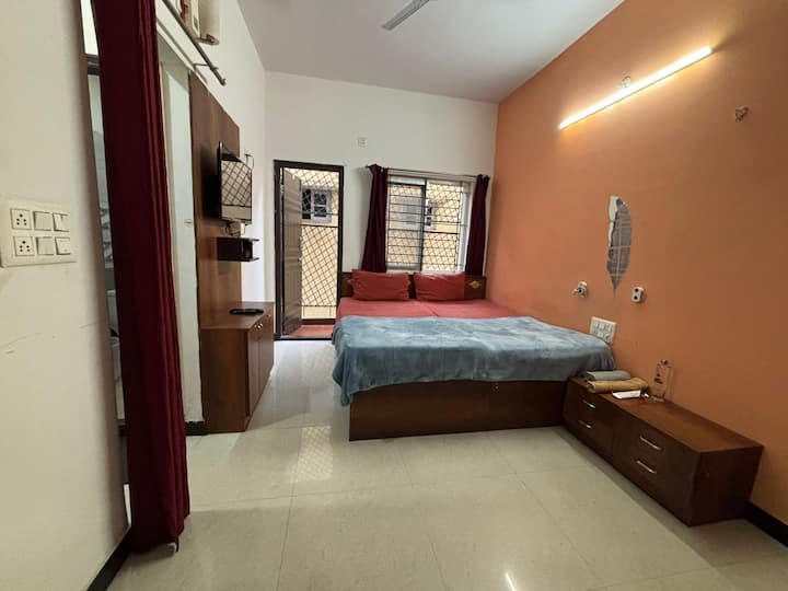 Hw Hrbr Couple Friendly Room In Hrbr-7 - Bangalore