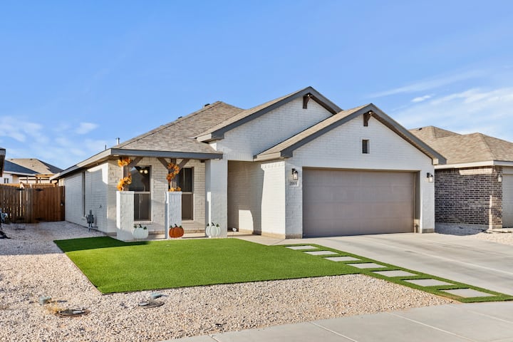 Blazing Saddle - 4br Modern Home | Grill | Kitchen - Midland, TX